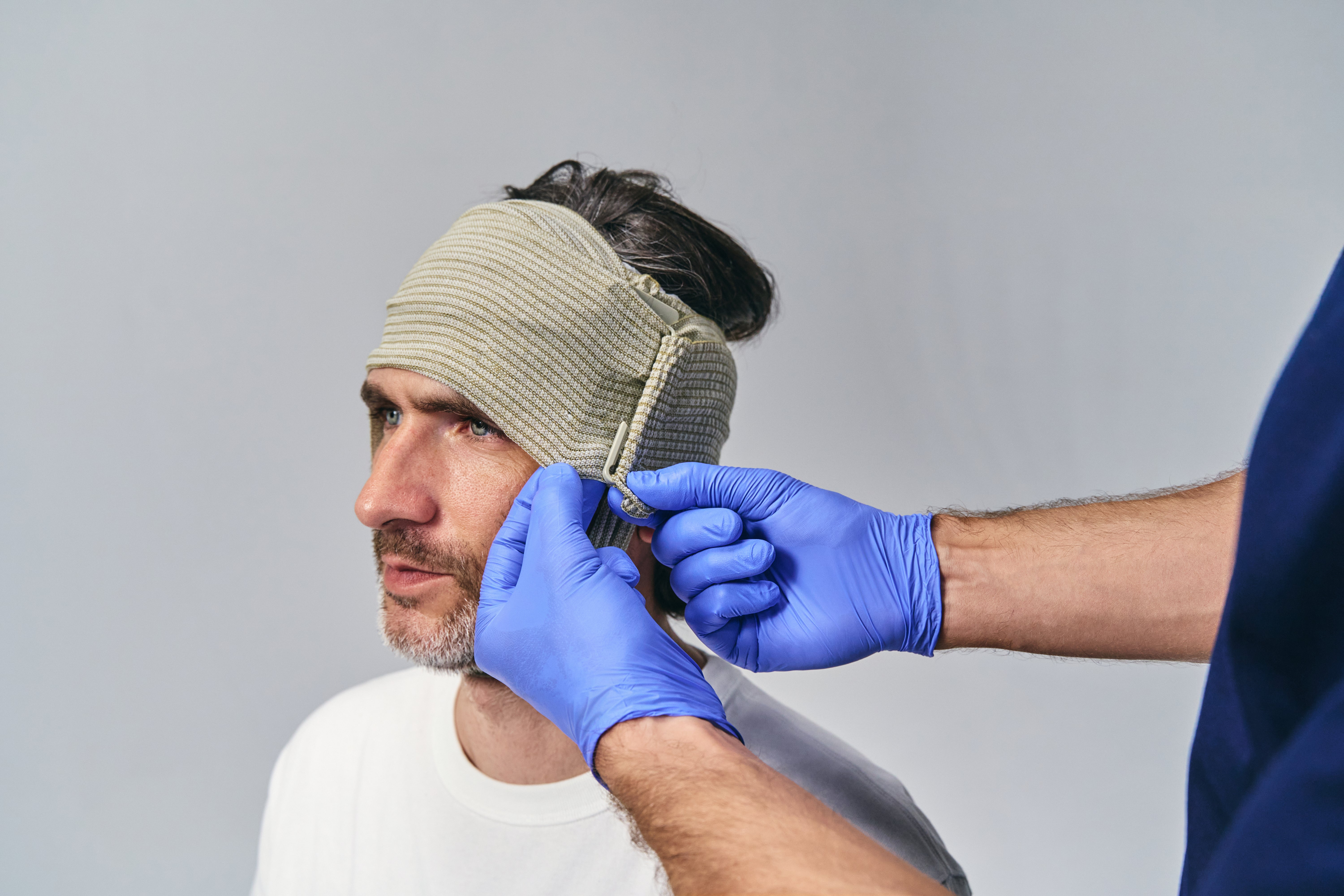 TRAUMA BANDAGE – Application on the head - TRAUMA BANDAGE & Trauma-Box ...