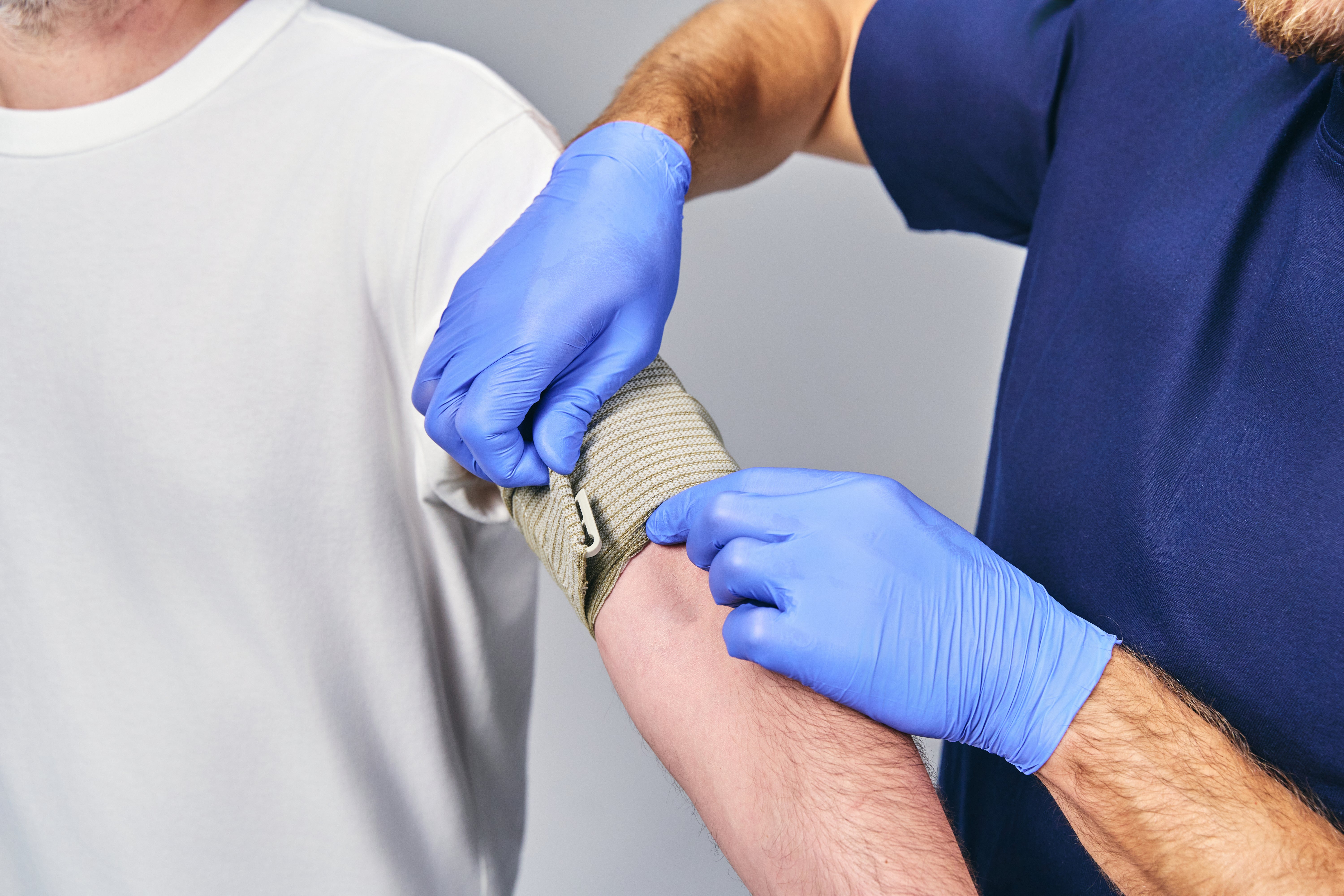 TRAUMA BANDAGE – Application on the arm - TRAUMA BANDAGE & Trauma-Box ...
