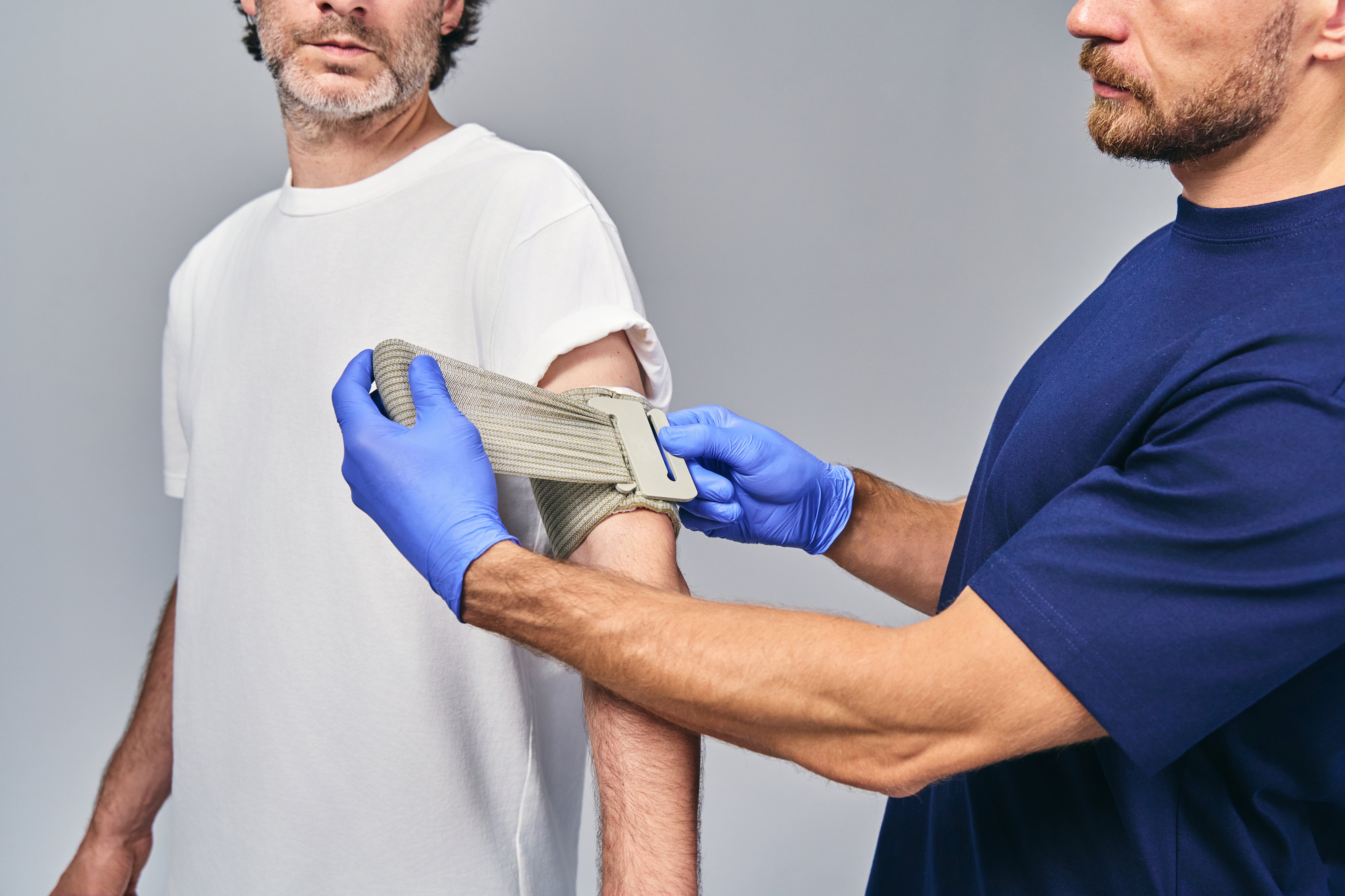 TRAUMA BANDAGE – Application on the arm - TRAUMA BANDAGE & Trauma-Box ...