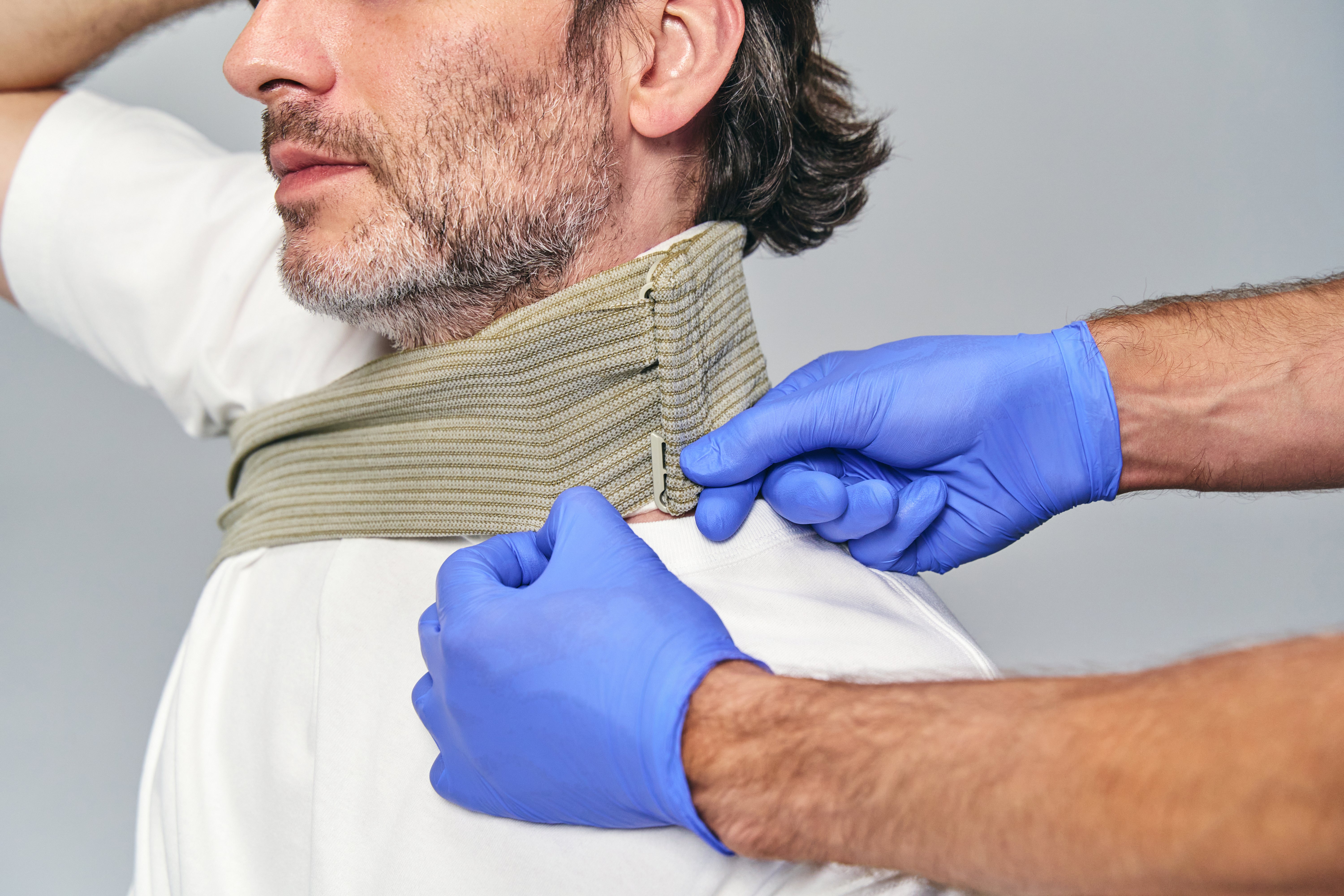 TRAUMA BANDAGE – Application on the neck - TRAUMA BANDAGE & Trauma-Box ...