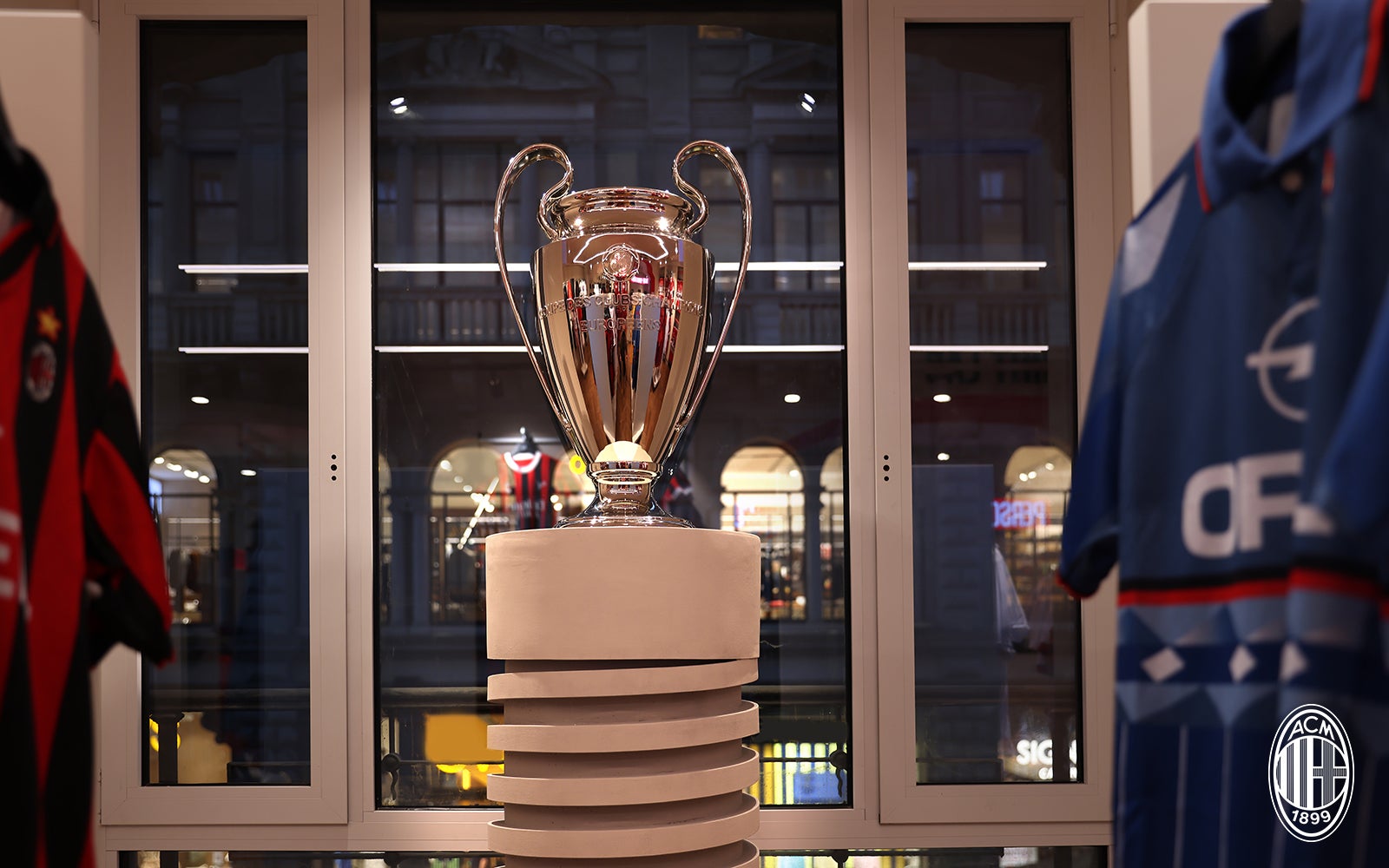 Gabinete De Trofeos Del Ac Milan 10 Años De NXGN: Erling Haaland,
