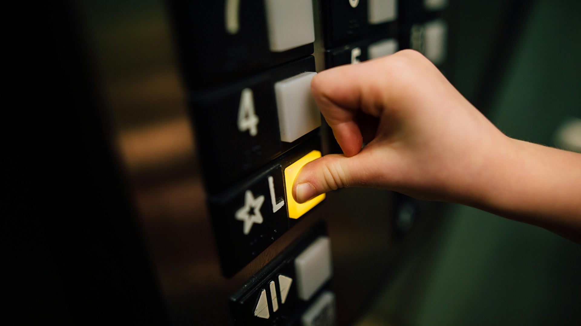 Steps if someone is stuck in a lift | SNG