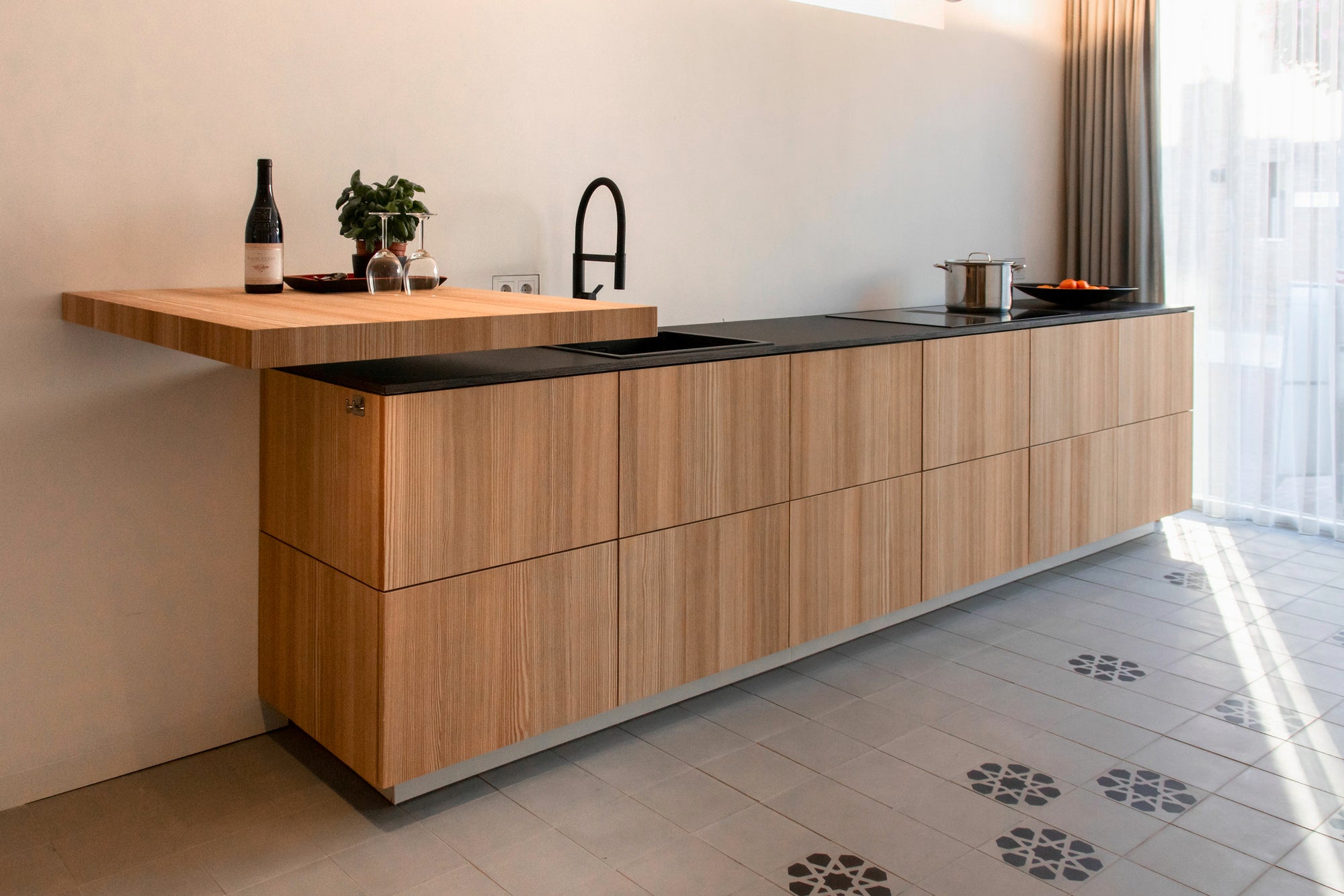 A cosy kitchen with wood veneer makes a Scandinavian look