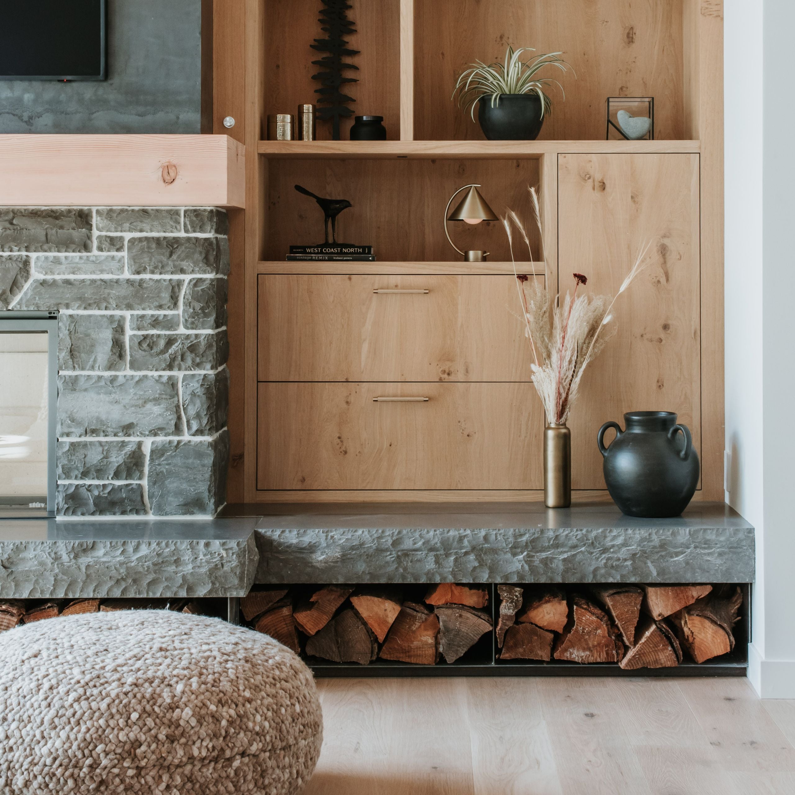 A Canadian modern home with timeless Querkus oak veneer