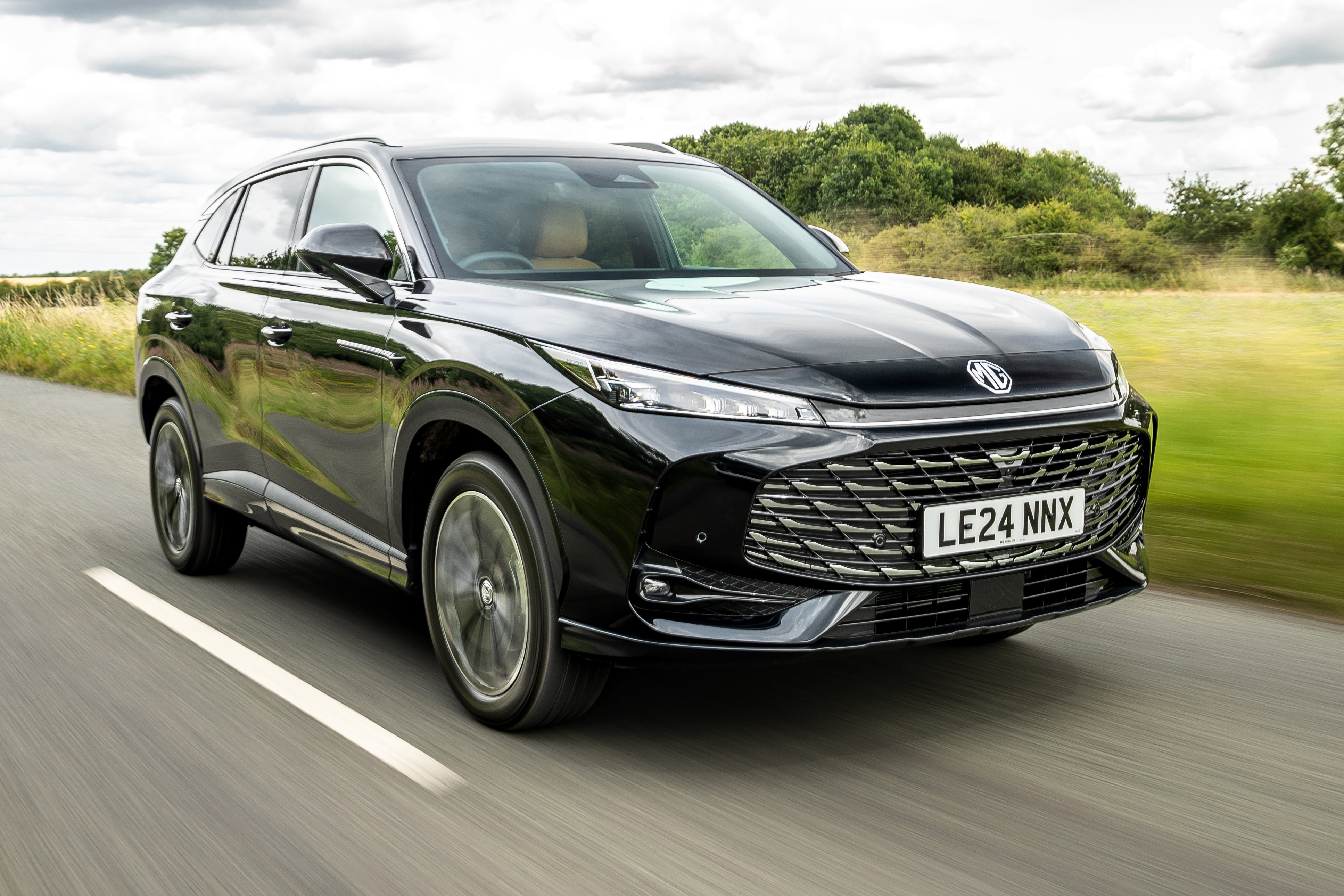 MG HS Review 2025: Price, specs & boot space | heycar UK