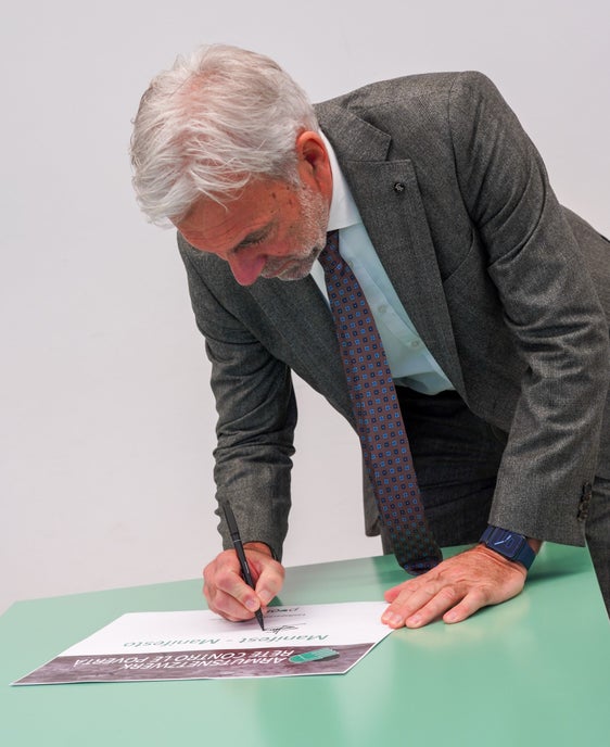 Landtagspräsident Schuler unterzeichnet Armuts-Manifest | Südtiroler ...