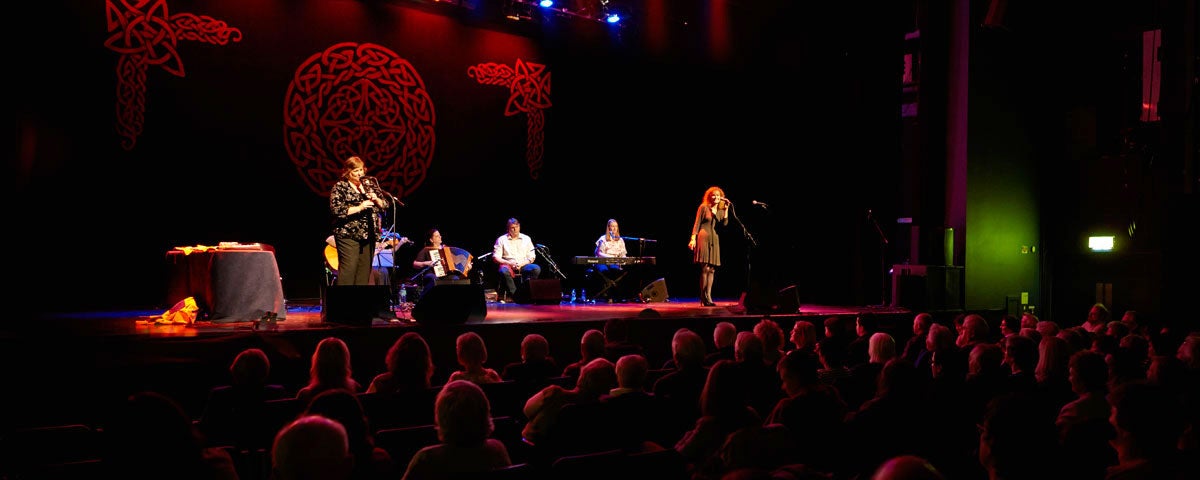 Visit glór Irish Music Centre with Discover Ireland