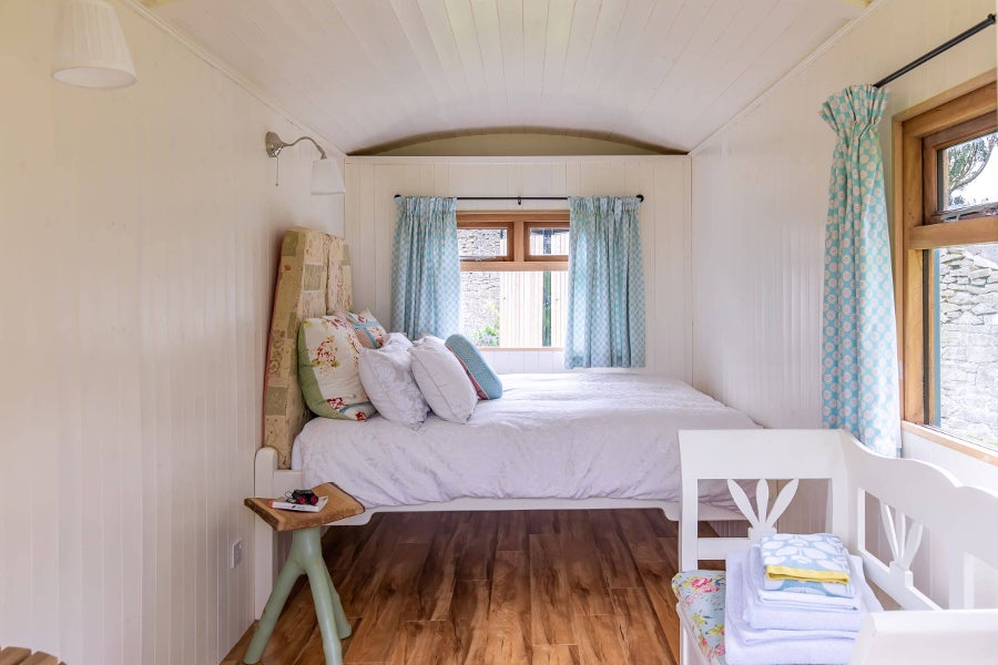 Stay with Mount Briscoe