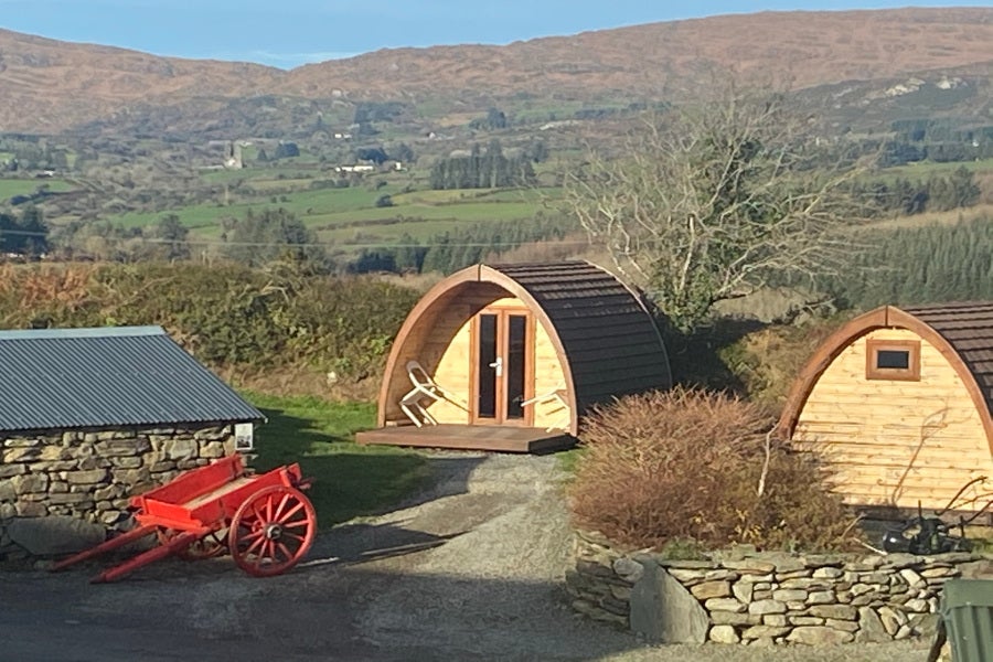 Stay with Top of the Rock Pod Páirc and Walking Centre