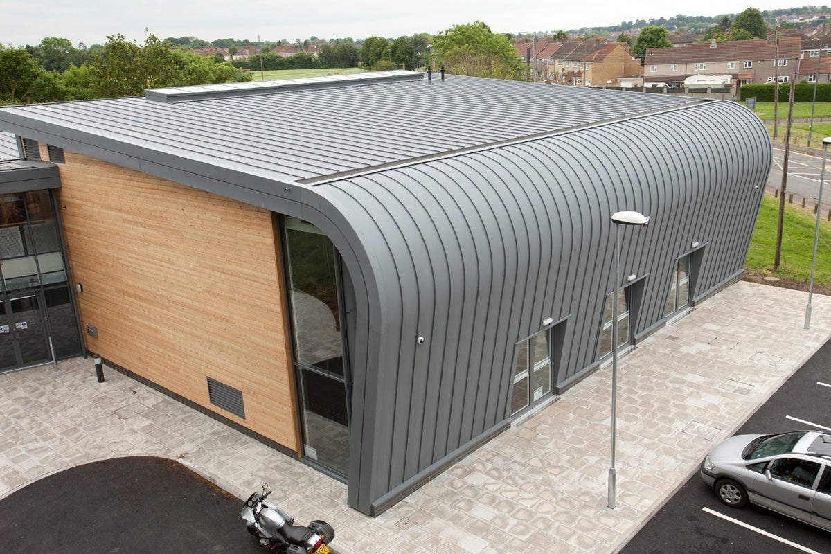 Un style intemporel avec le bardage et la toiture joint debout | Joris Ide France