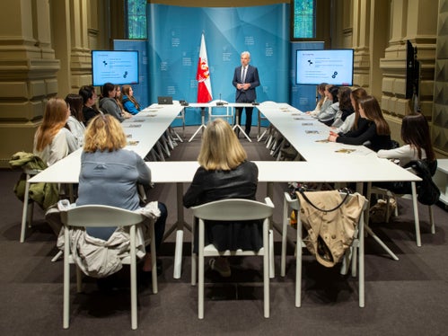 LR Schuler diskutiert mit Schülerinnen über Entwicklung des Tourismus ...