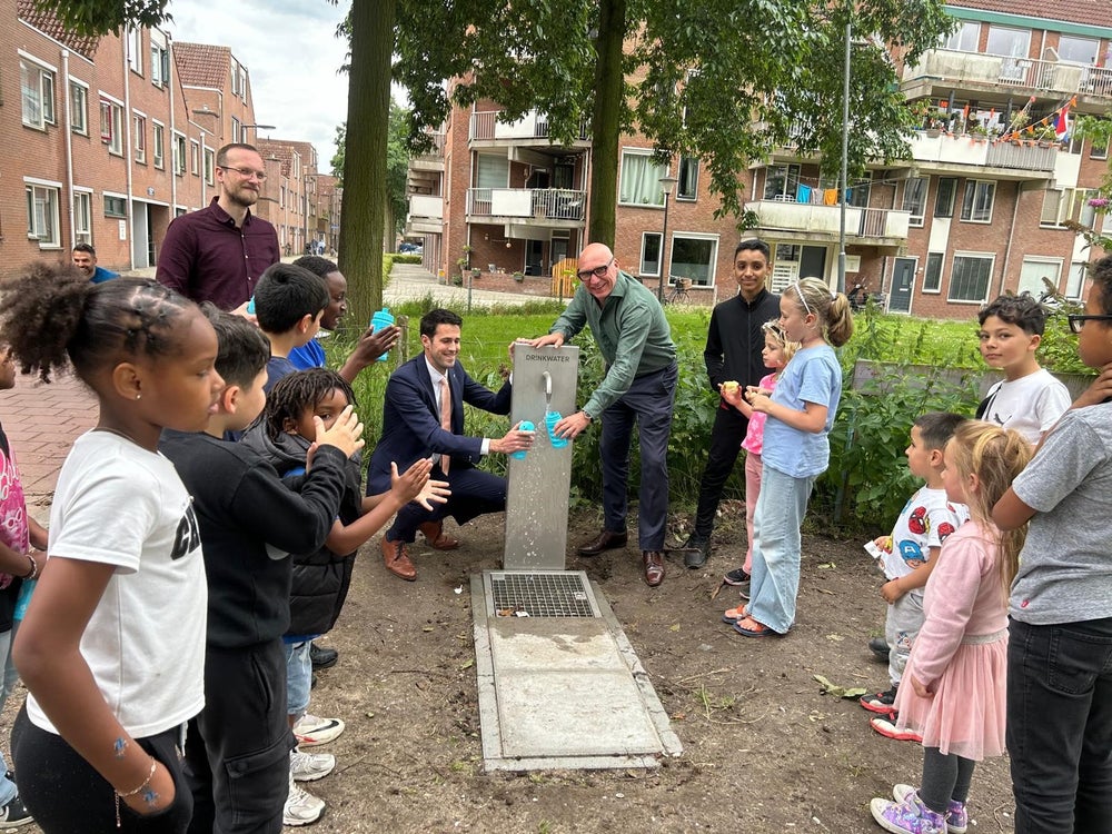 Vlaardingen blij met 15e drinkwatertappunt - Evides Drinkwater