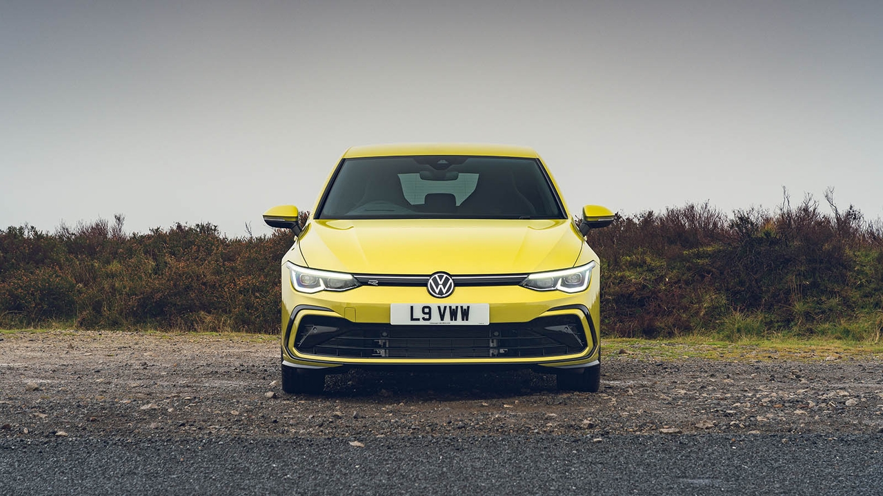 Volkswagen Golf Review 2025 - the best Golf ever? | Motorpoint
