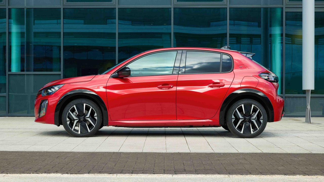 Peugeot 208 Review 2025 - the best small car? | Motorpoint