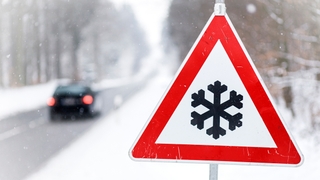 Driving on ice: how to drive in icy conditions | Motorpoint