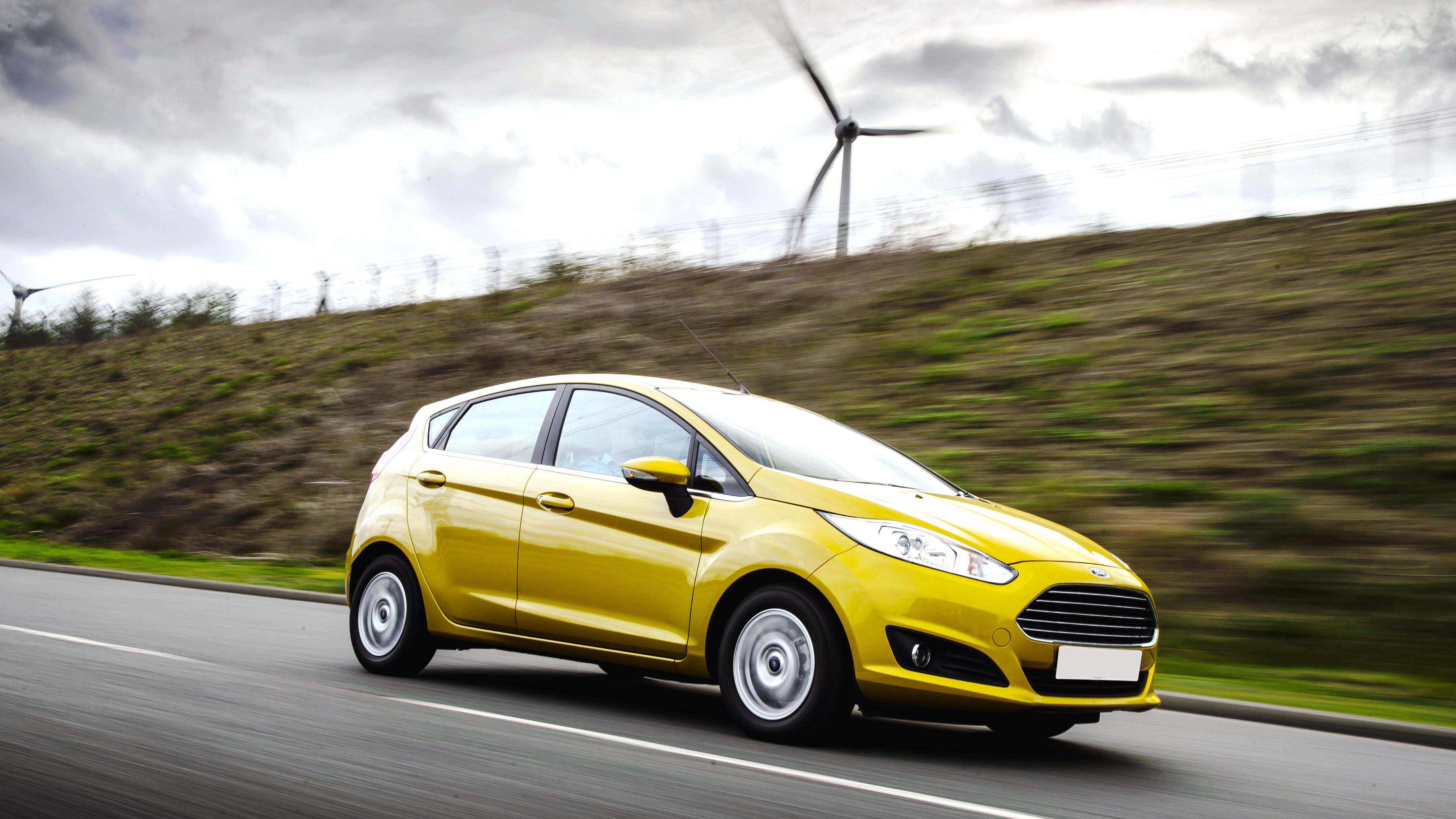 Tips for driving in high wind | Motorpoint